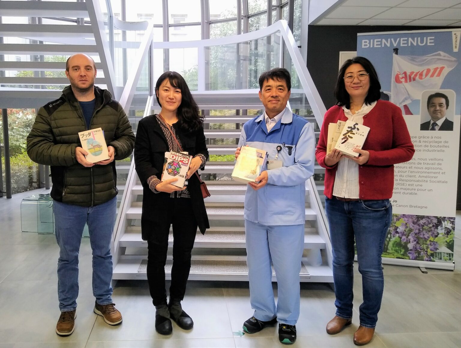 Canon Bretagne fait un don de livres au CFJM - IGR IAE Rennes